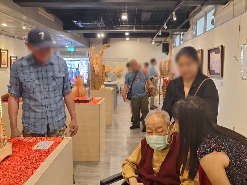 一筆一痕迴向父恩 藝術家蔡佳璉完成燒烙《楞嚴咒》寄託深切願心