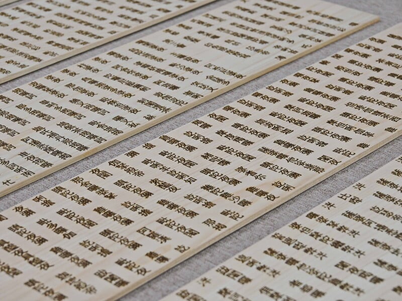 一筆一痕迴向父恩 藝術家蔡佳璉完成燒烙《楞嚴咒》寄託深切願心